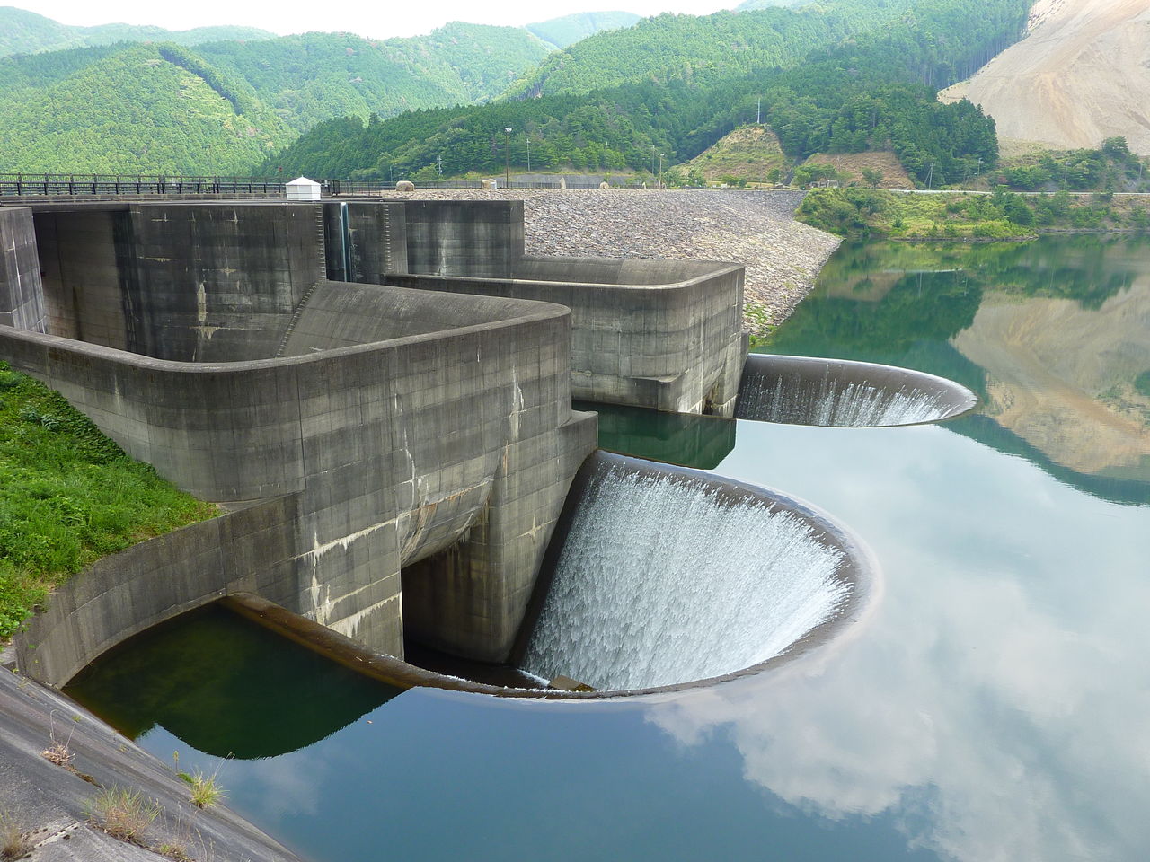 Unique Dam | Unique Japan